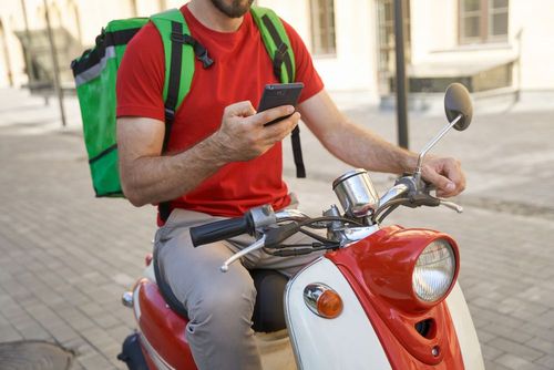 Livreur Uber Eats en scooter : comment le devenir?